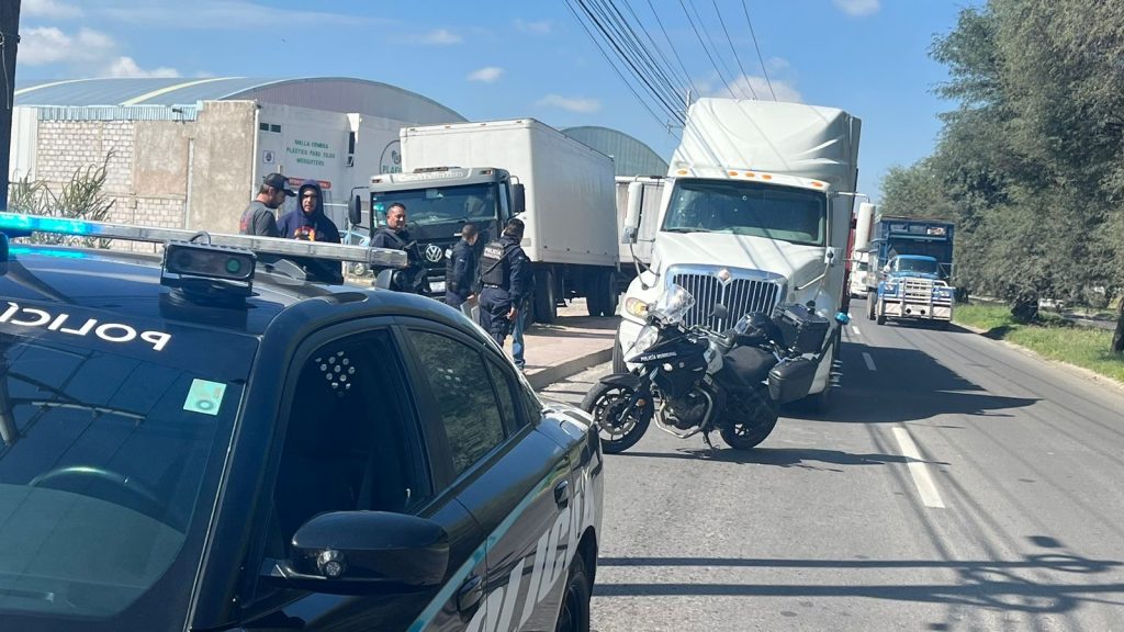 Tráiler en reversa arrolla y lesiøna a mujer motociclista - AlertaQro
