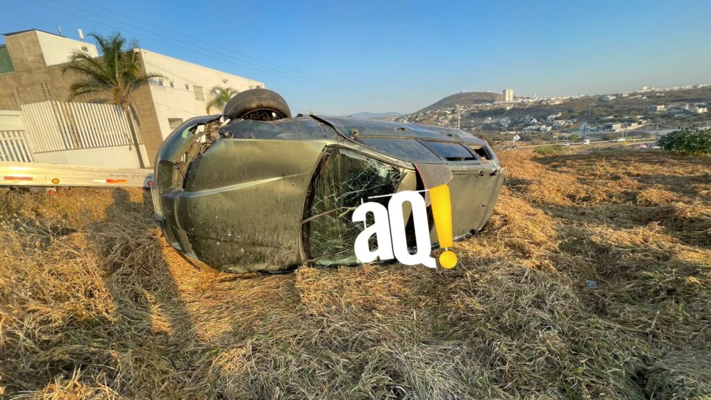 Impacto por alcance deja camioneta volcada en el Junípero Serra - AlertaQro