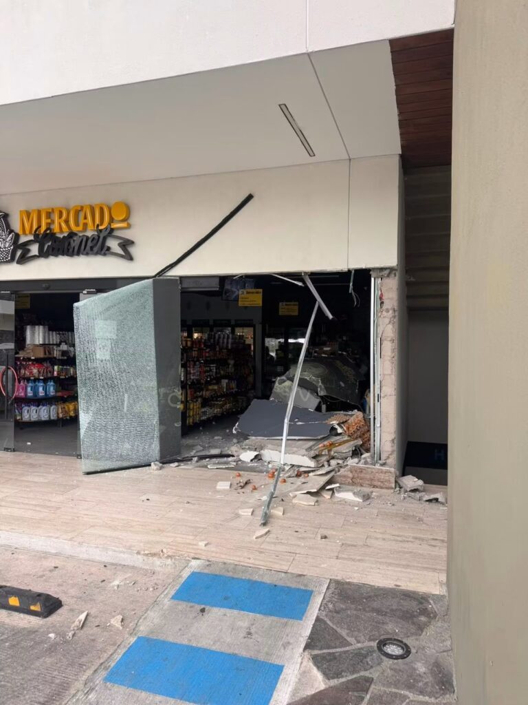 Confunde pedales y termina dentro de una tienda en Zibatá - AlertaQro